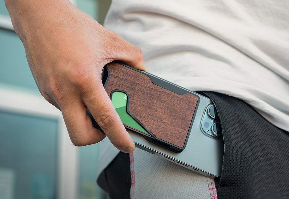 MagSafe Fanning Wallet and Card Holder – Sharper Image